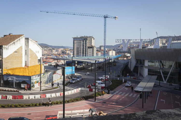 La nueva estación de autobuses ya emerge junto a Vialia Vigo y sobre ...