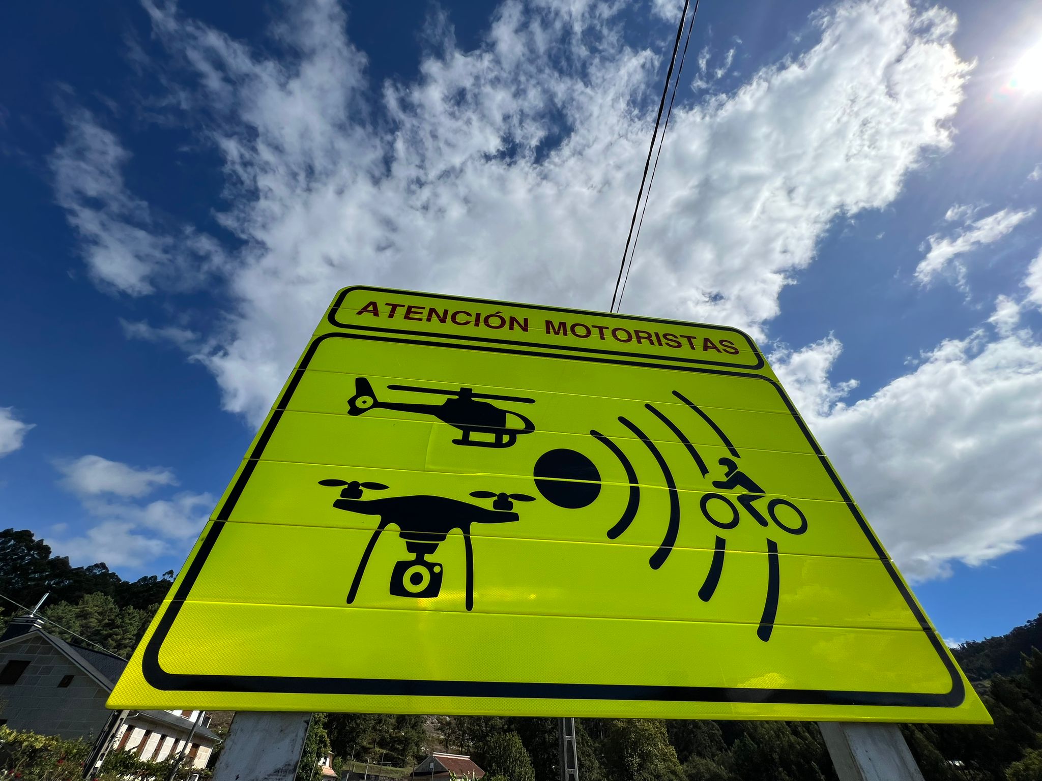 La señal que alerta a motoristas de radar con helicóptero y dron - VigoÉ