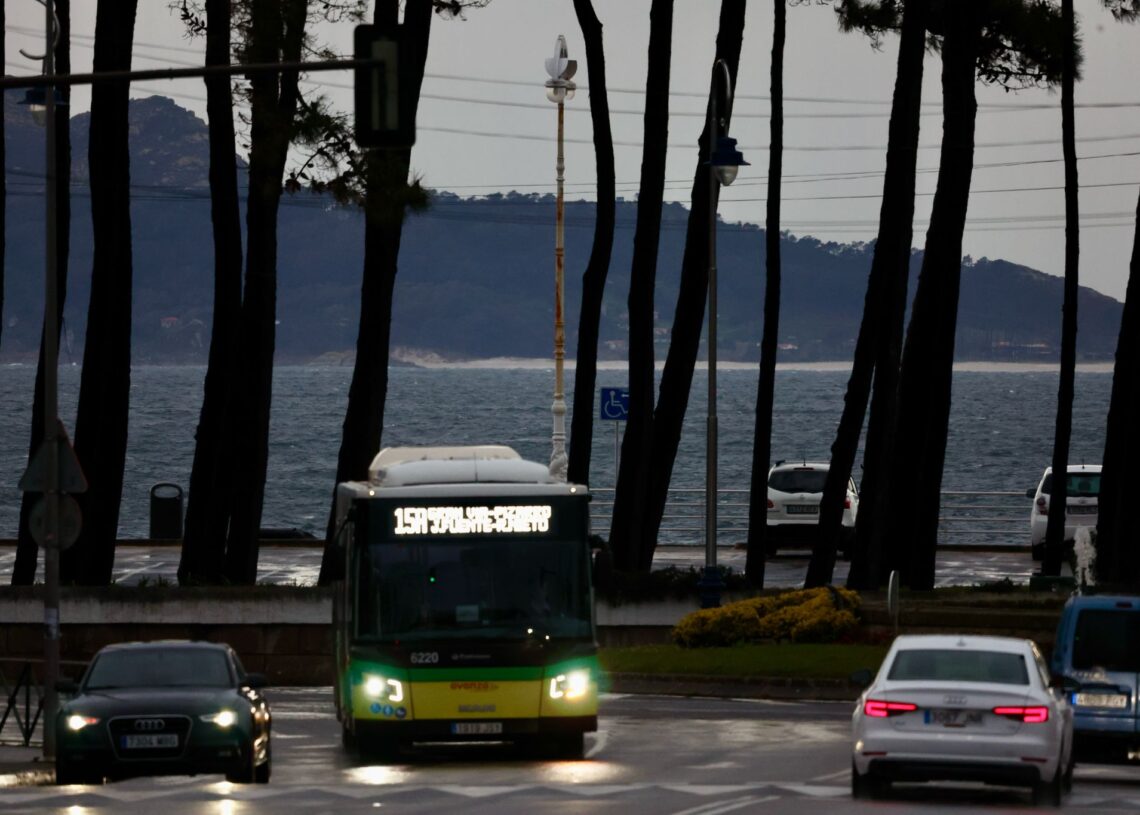 La actriz viguesa Arantxa Treus muestra a las personas mayores cómo viajar seguras en Vitrasa ...