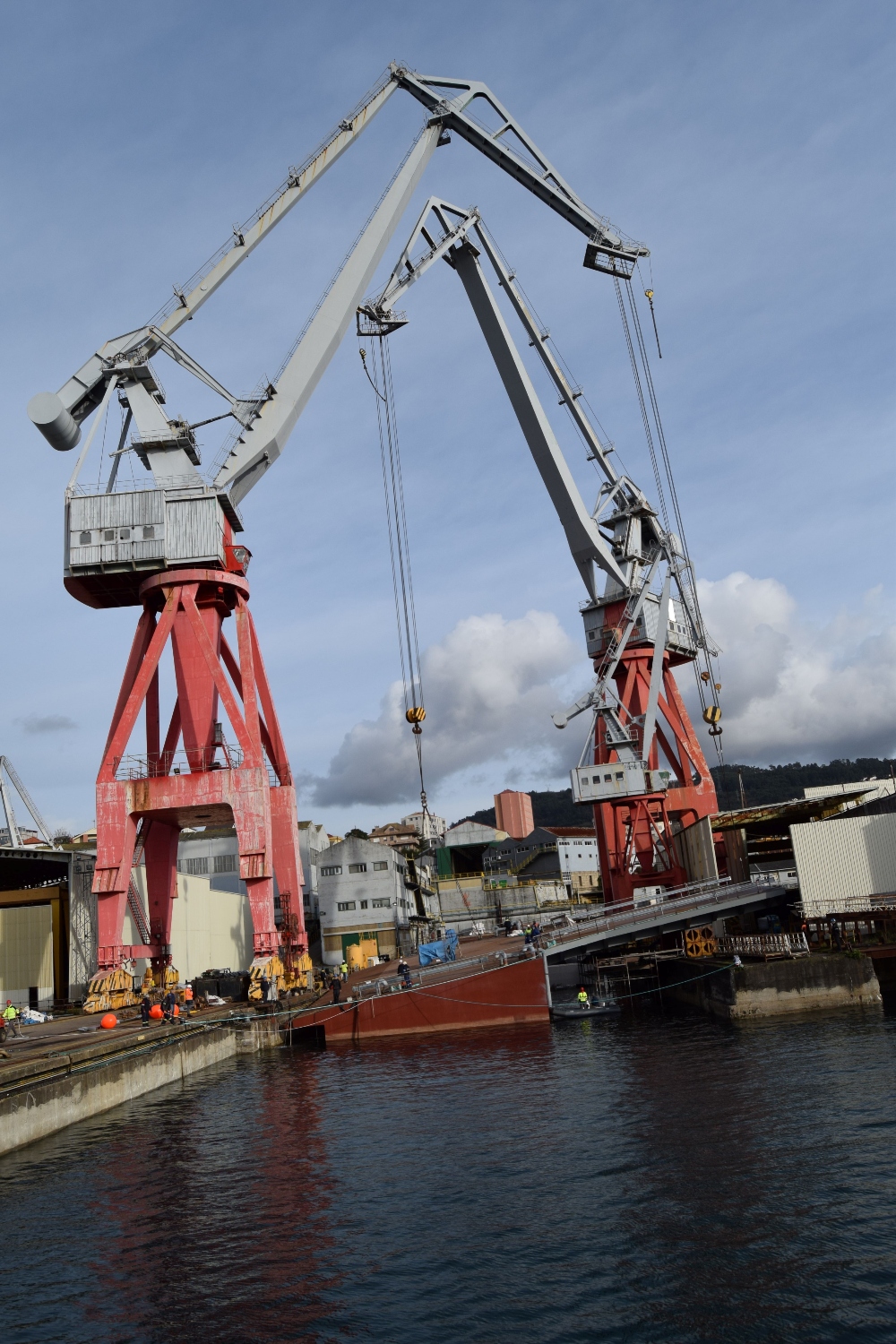 El resurgir de la ría: el astillero San Enrique bota su primera gran ...
