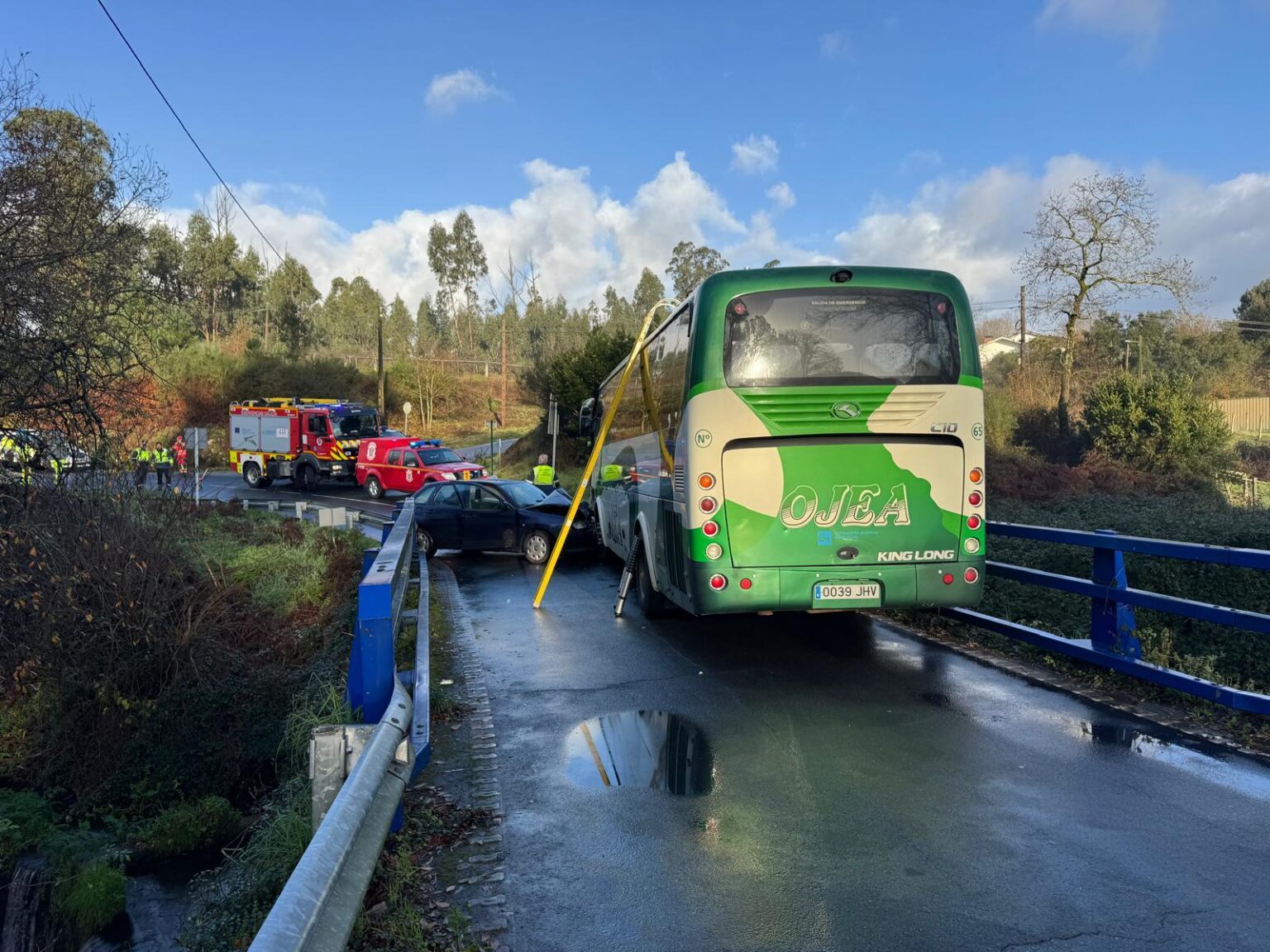 Los bomberos sacan por el techo a tres pasajeros de un bus escolar que ...